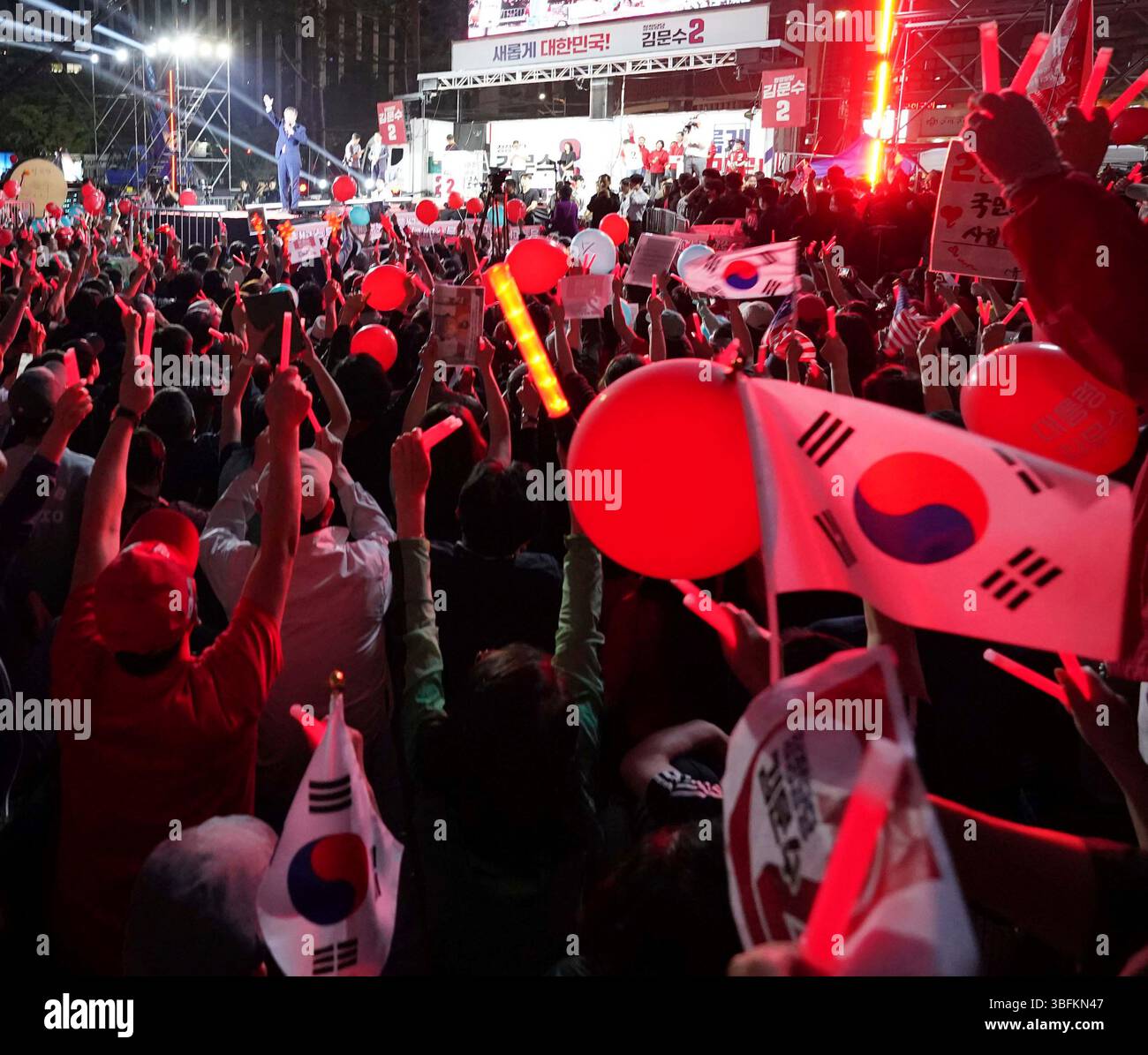 People gather to support South Korean presidential candidate Kim Moon ...
