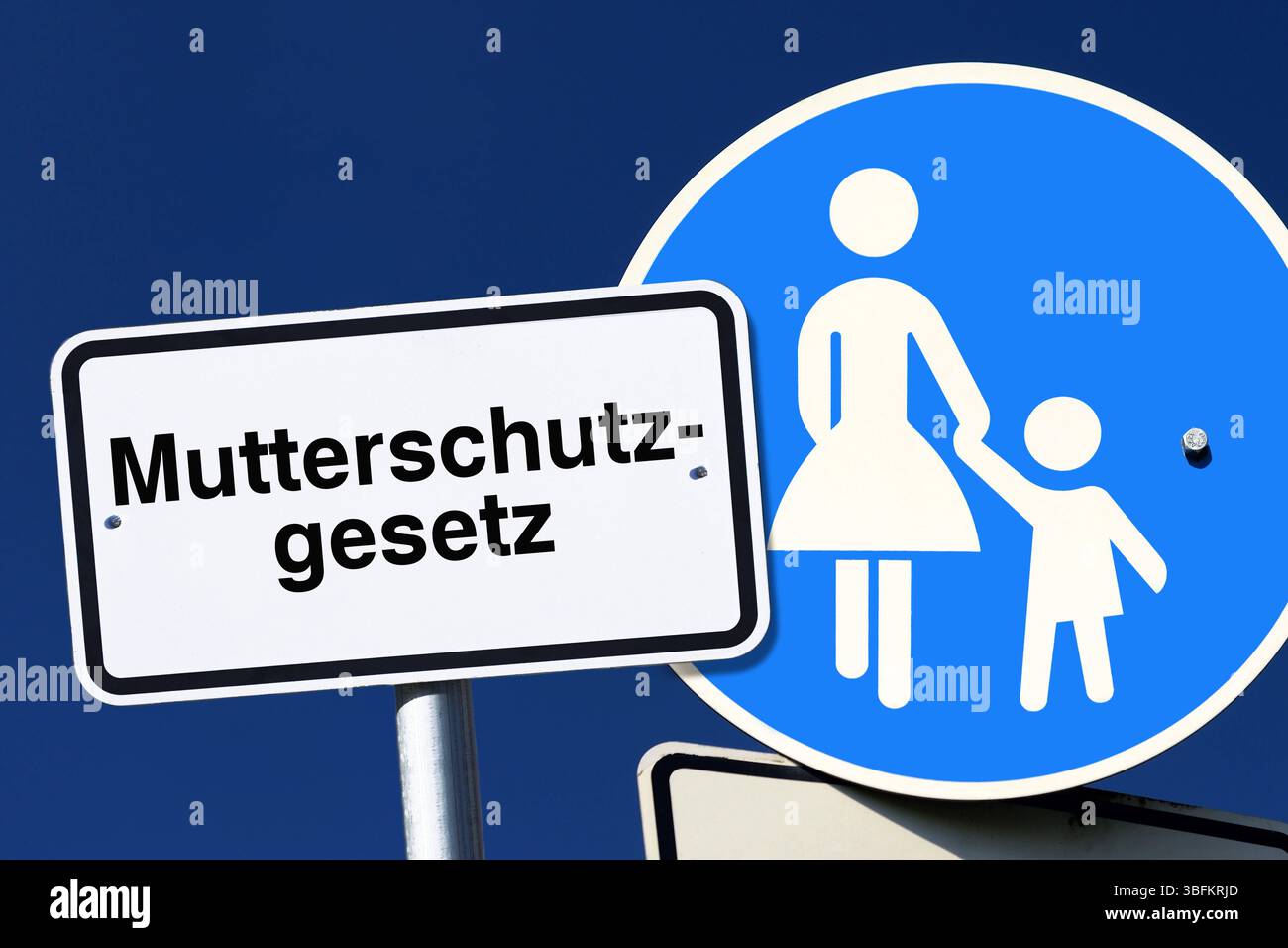 FOTOMONTAGE, Schild mit Aufschrift Mutterschutzgesetz und Schild mit ...