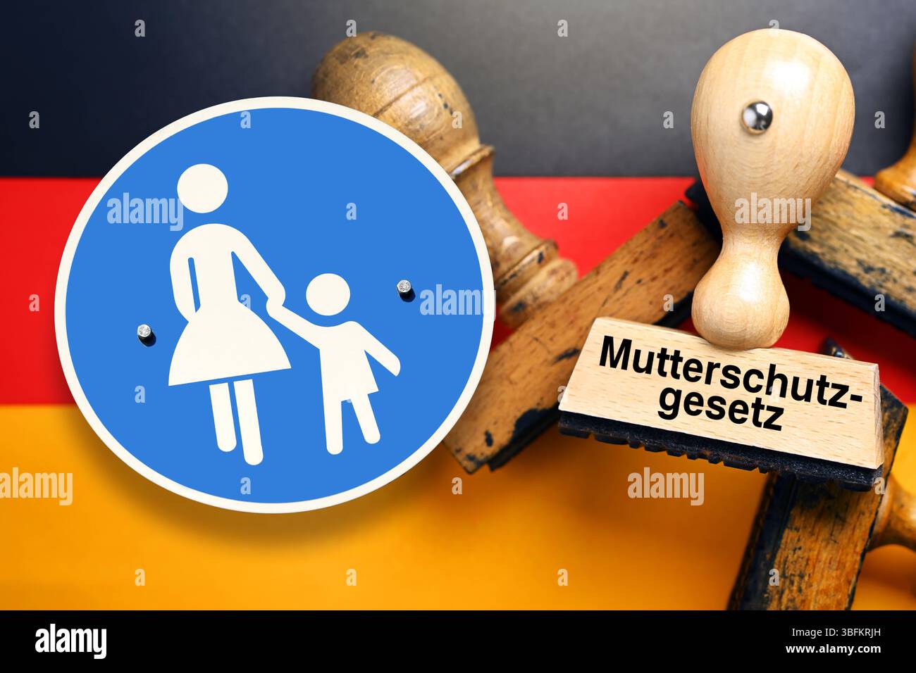 FOTOMONTAGE, Stempel mit Aufschrift Mutterschutzgesetz und Schild mit Mutter und Kind vor ...