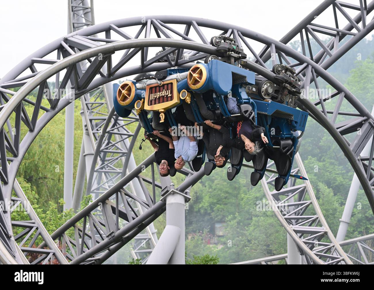 Cleebronn, Germany. 02nd June, 2025. 85-year-old Ursel Dees (r) takes a loop on the Karacho ...