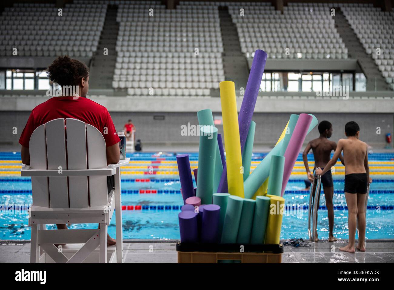 Illustration of swimmers in the pools of the « Grand Paris » Olympic ...