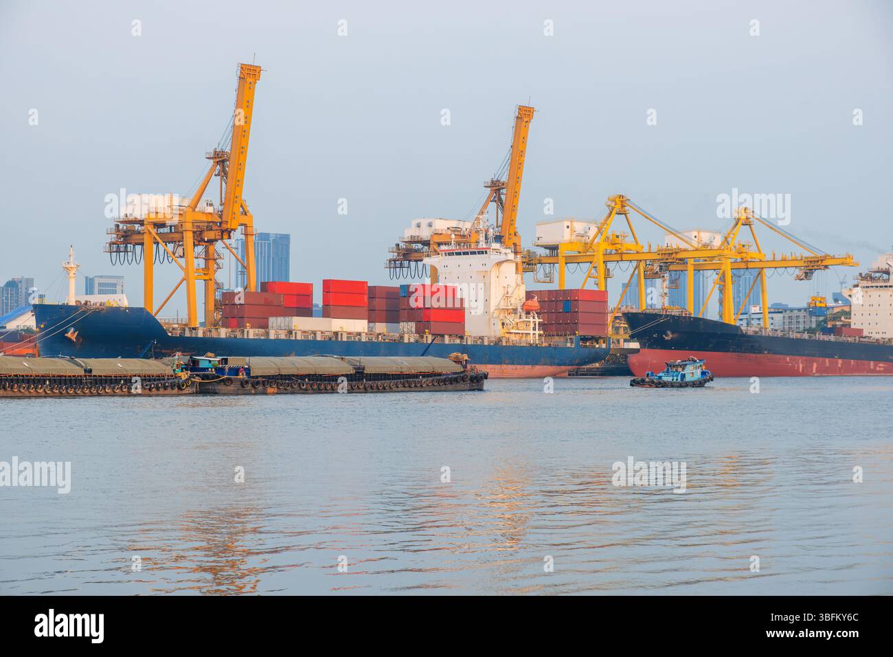 Large container ships towering hi-res stock photography and images - Alamy