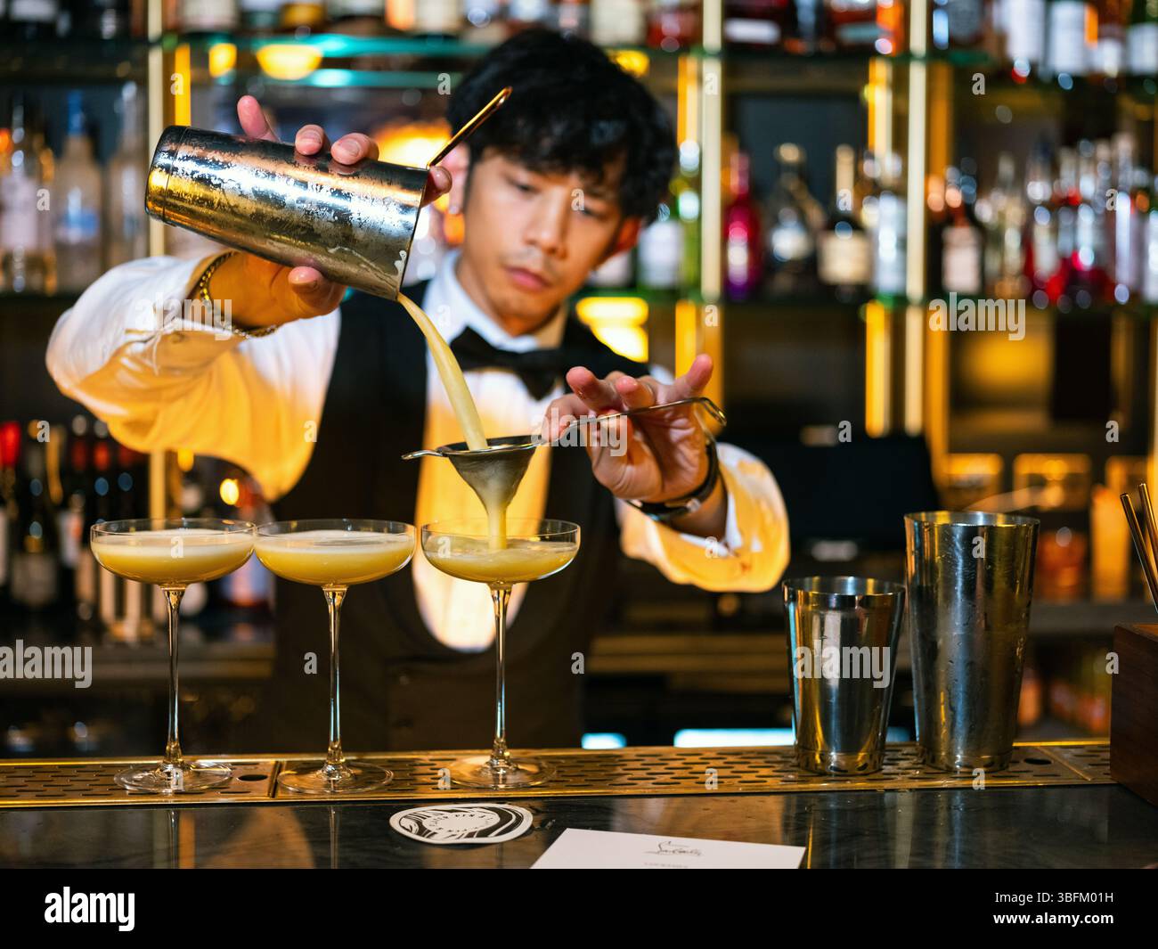 A barman mixing and serving cocktails Stock Photo - Alamy