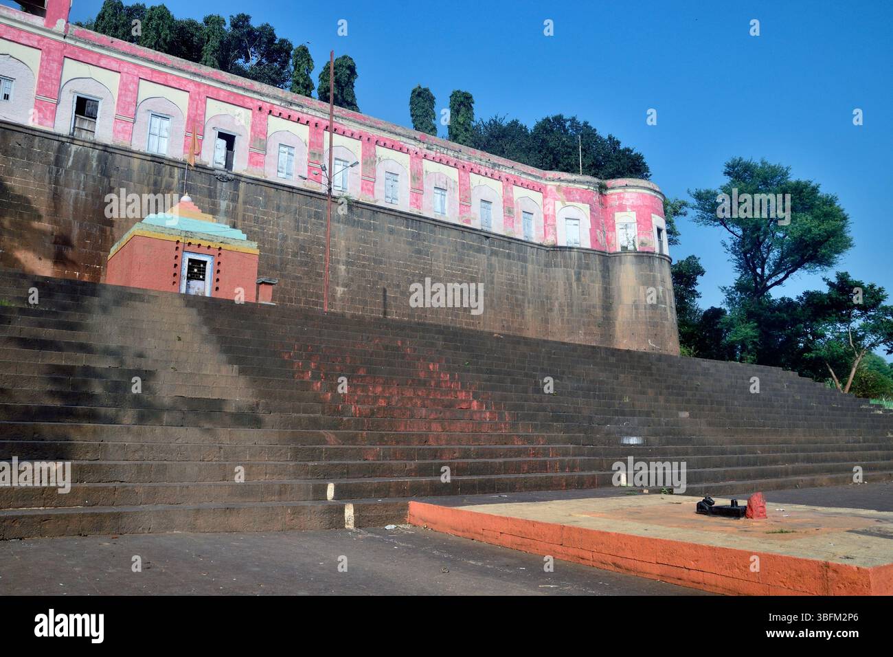 Sarsenapati Santaji Ghorpade Samadhi near Kurundwad Ghat, Kurundwad ...