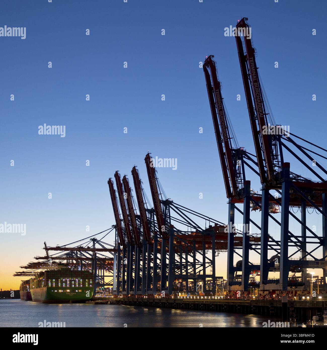 Hhlas largest terminal in the port of hamburg hi-res stock photography ...