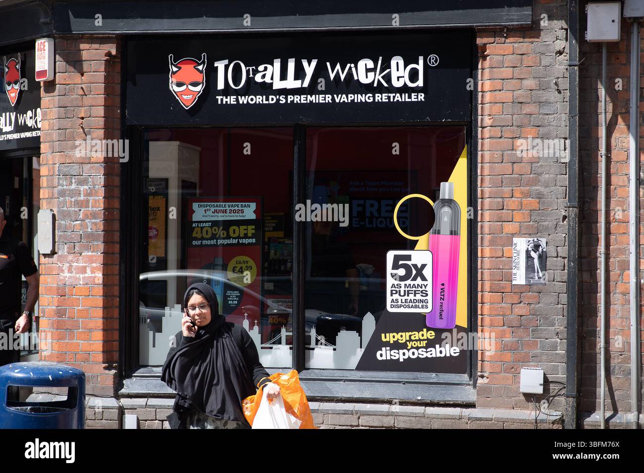 Maidenhead, UK. 2nd June, 2025. A Totally Wicked vape shop in ...