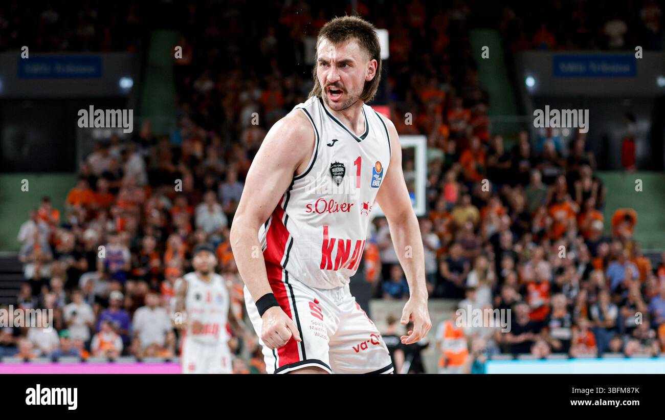 Im Bild: Hannes Steinbach (Wuerzburg Baskets, 7) jubelt nach einem ...