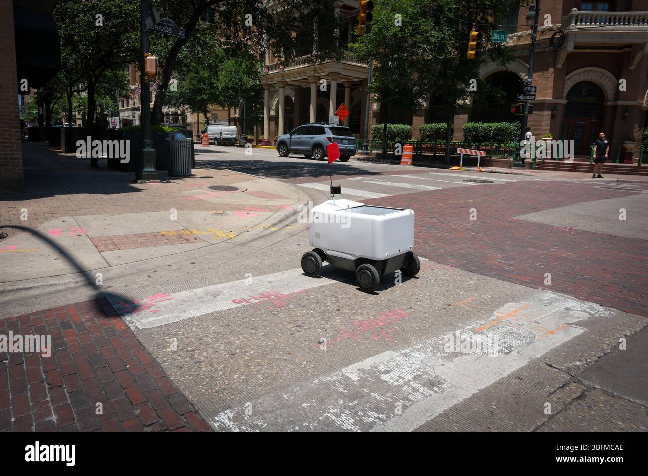 27 MAY 2025 - Austin, TX, USA - An autonamous delivery robot making a ...