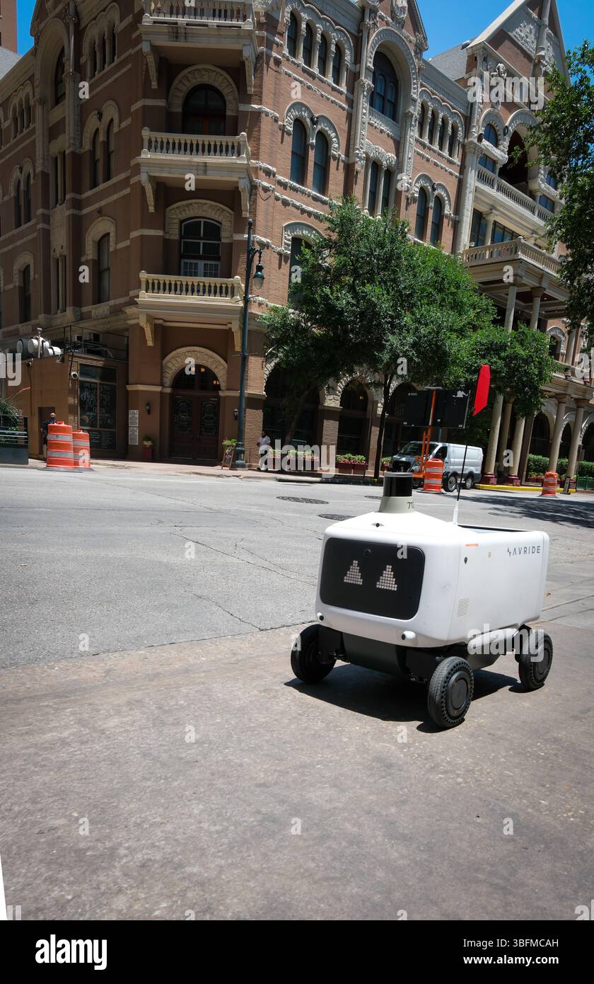 27 MAY 2025 - Austin, TX, USA - An autonamous delivery robot making a ...