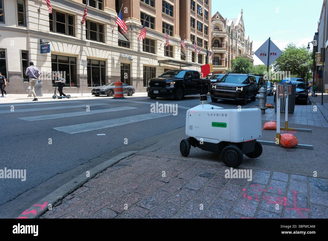 27 MAY 2025 - Austin, TX, USA - An autonamous delivery robot making a ...