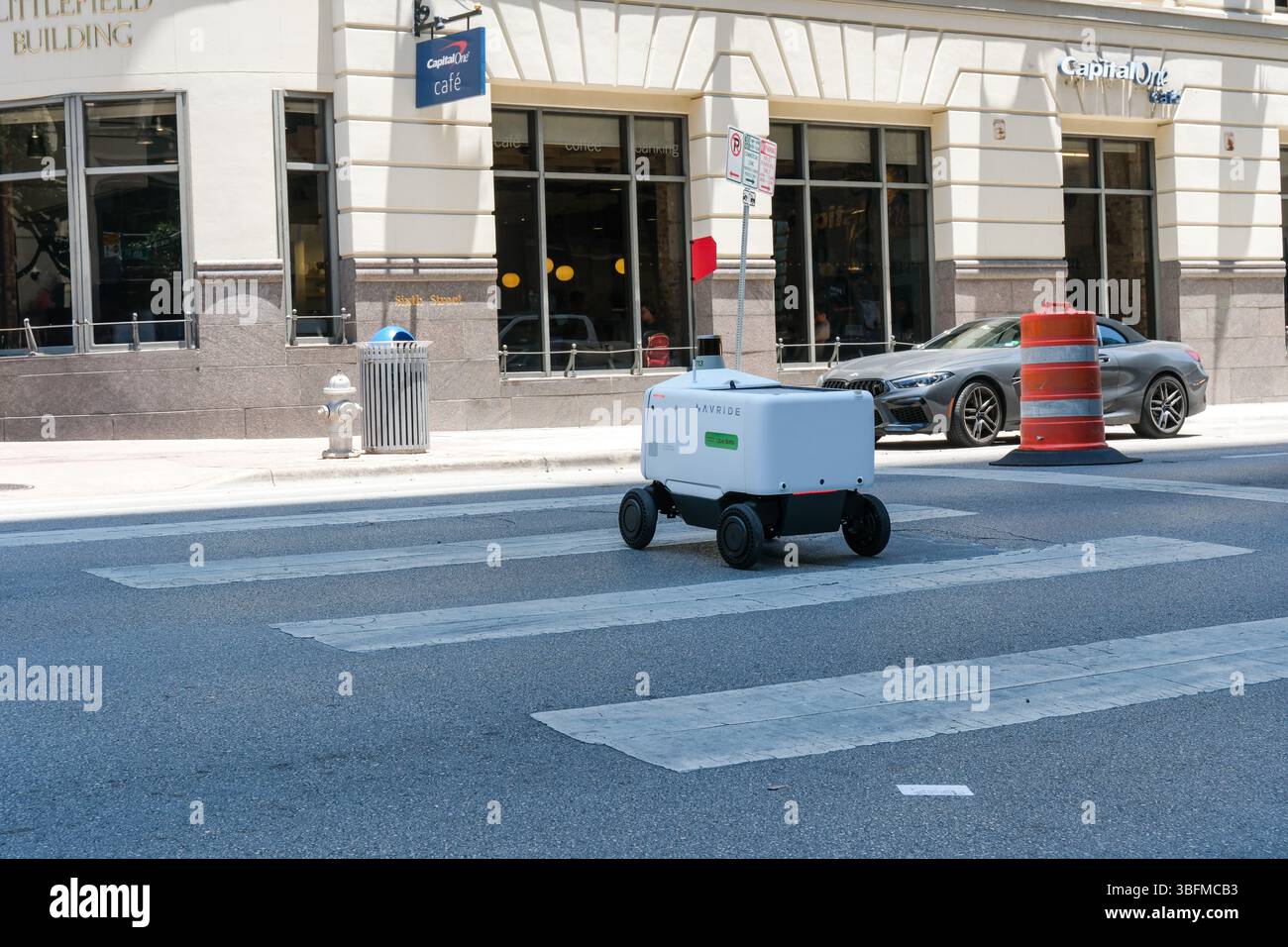 27 MAY 2025 - Austin, TX, USA - An autonamous delivery robot making a ...