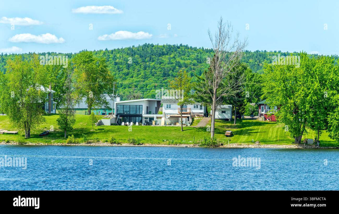 Homes by river hi-res stock photography and images - Alamy