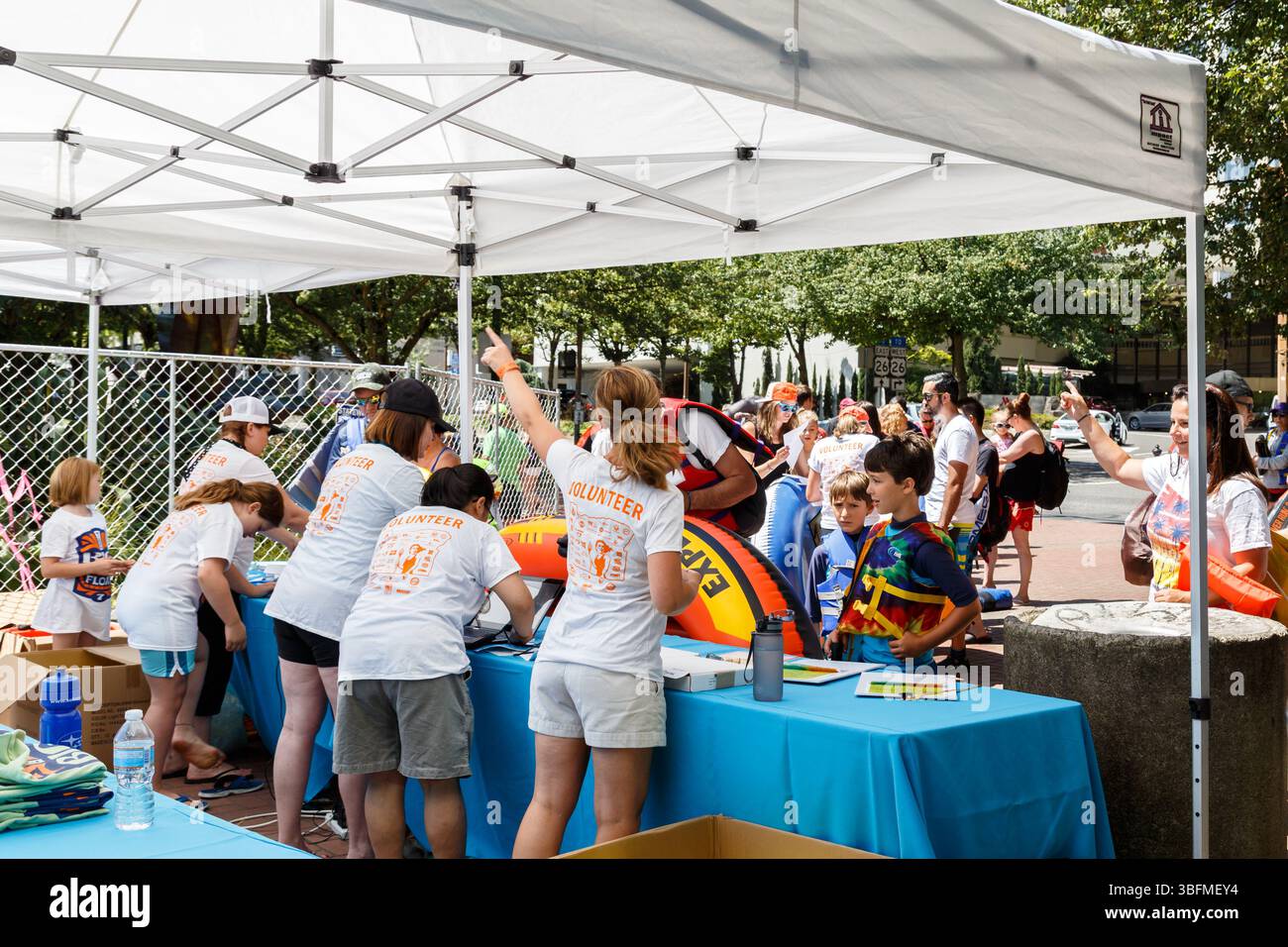 The Big Float, Portland, Oregon - July 15th 2017: Volunteers assist ...