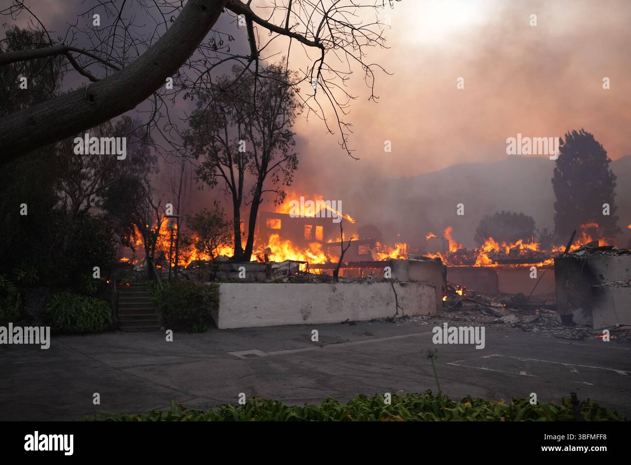 Pacific palisades fire 2025 hi-res stock photography and images - Alamy