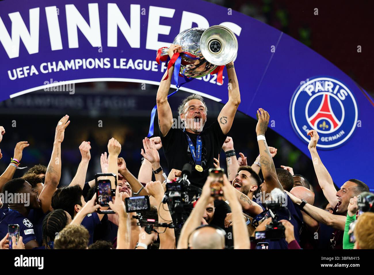 Luis Enrique head coach of PSG lifts the trophy as he celebrates with ...