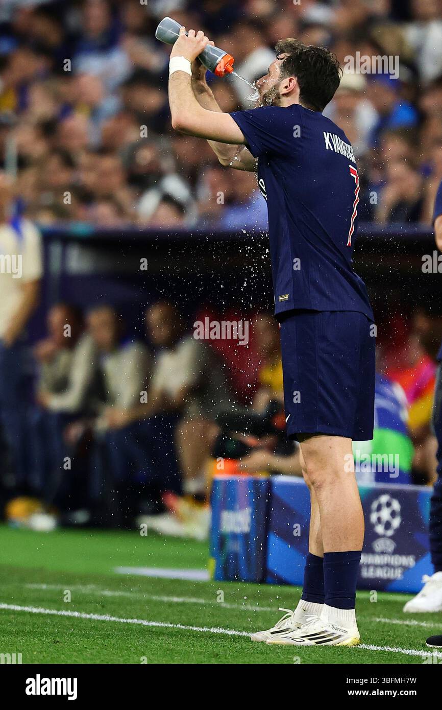 Khvicha Kvaratskhelia of PSG drinks during the 2024/2025 Champions ...