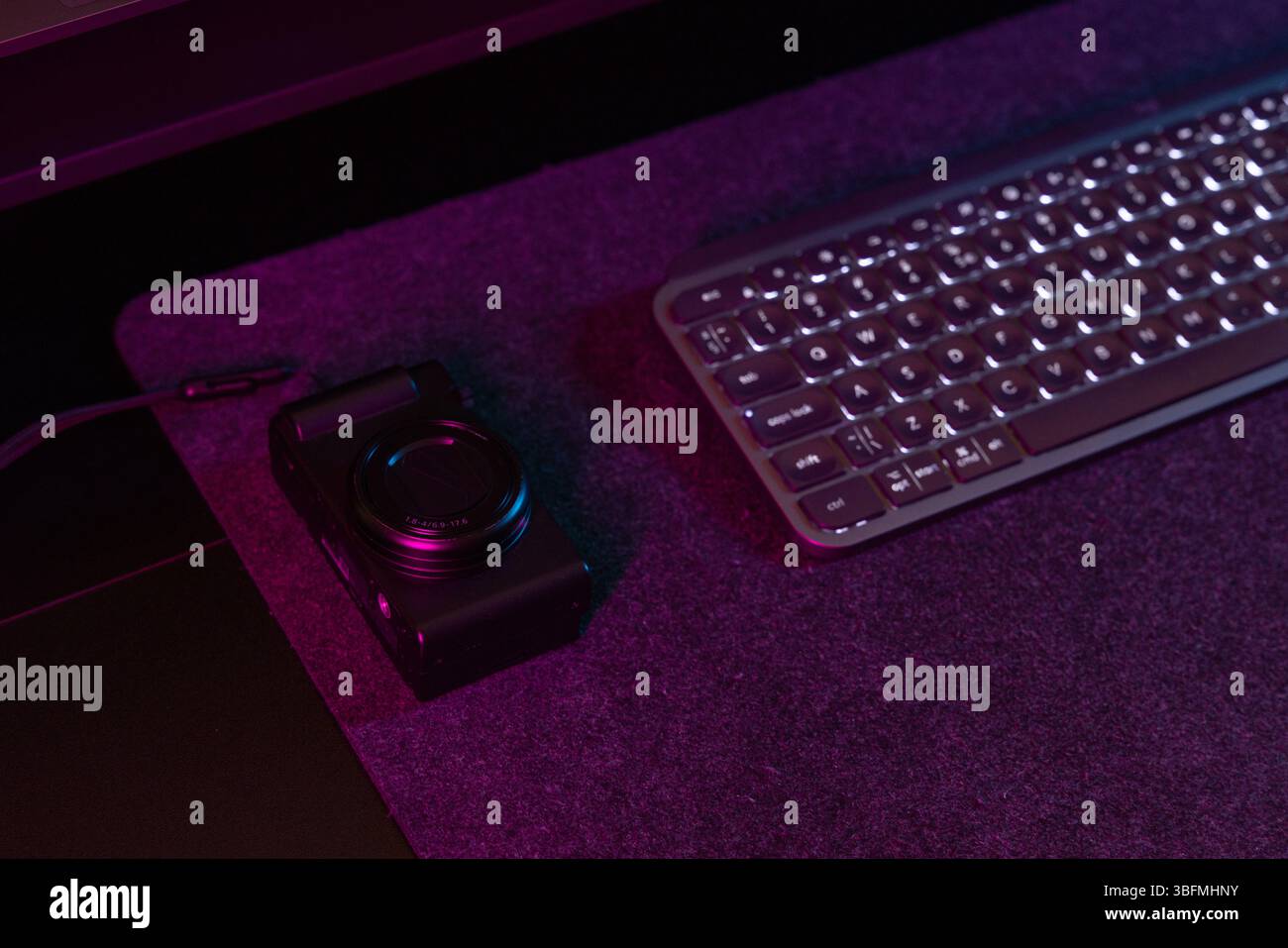 Camera on desk mat hi-res stock photography and images - Alamy