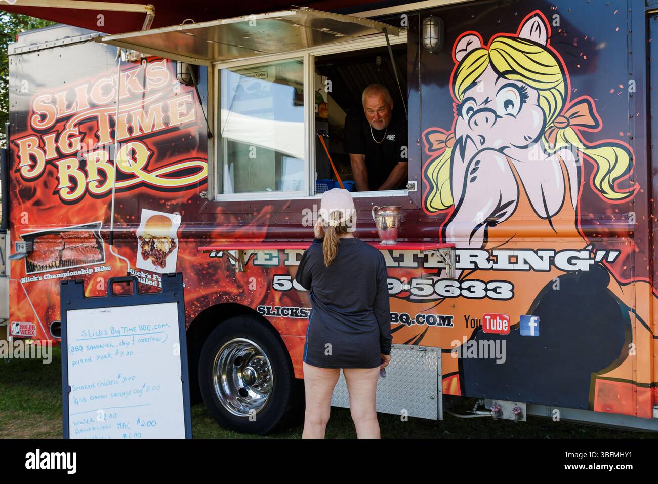 The Big Float, Portland, Oregon - July 15th 2017: A customer orders ...