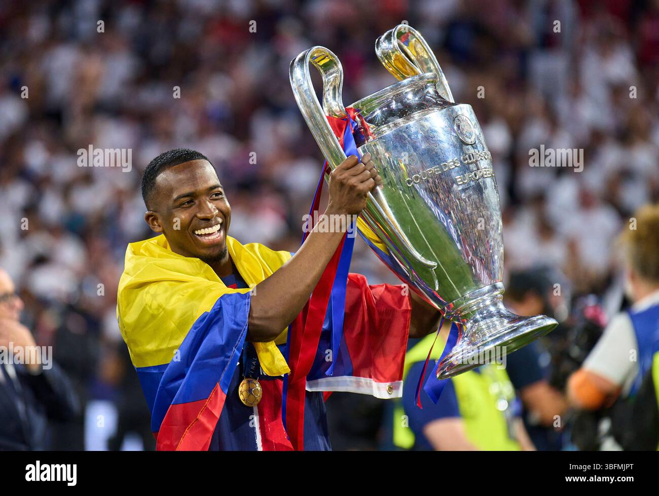 Willian Pacho, PSG 51 with trophy after the match PSG PARIS - INTER ...