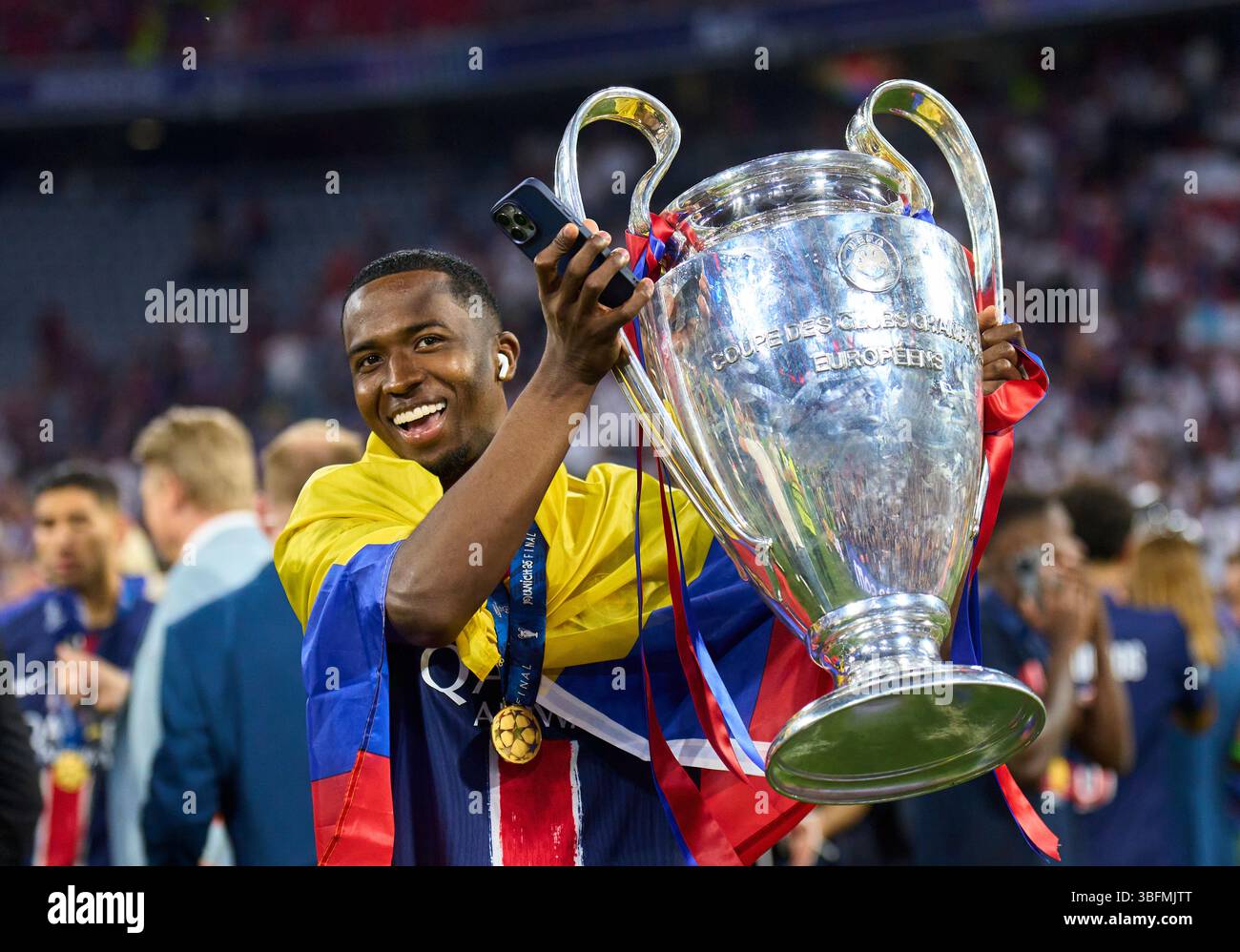 Willian Pacho, PSG 51 with trophy after the match PSG PARIS - INTER ...