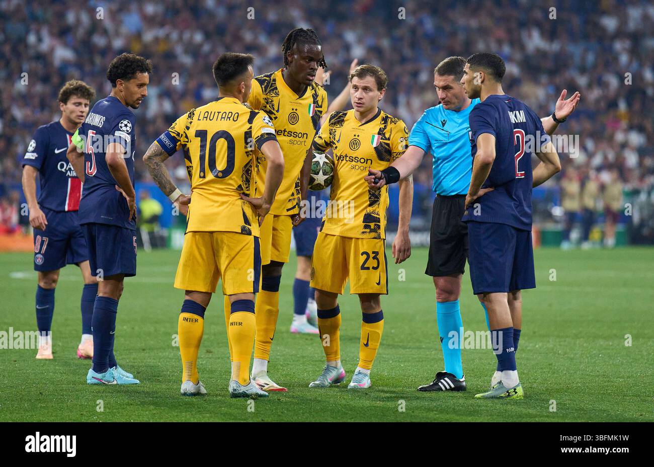 Injury Yann-Aurel Bisseck Inter Mailand 31 , around him Marquinhos, PSG ...