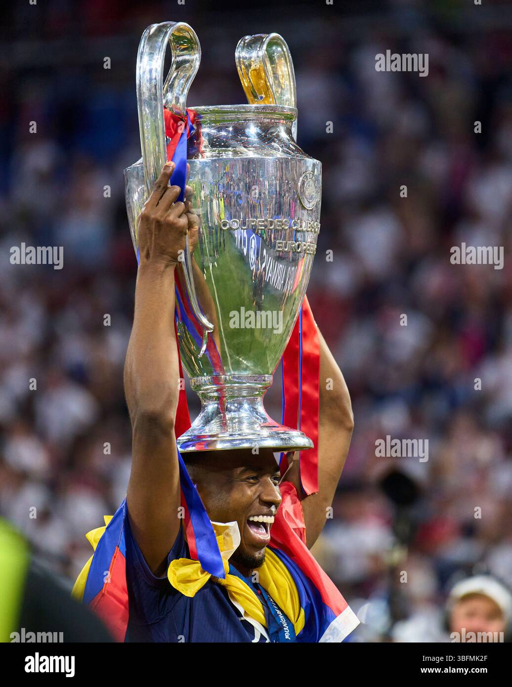 Willian Pacho, PSG 51 with trophy after the match PSG PARIS - INTER ...