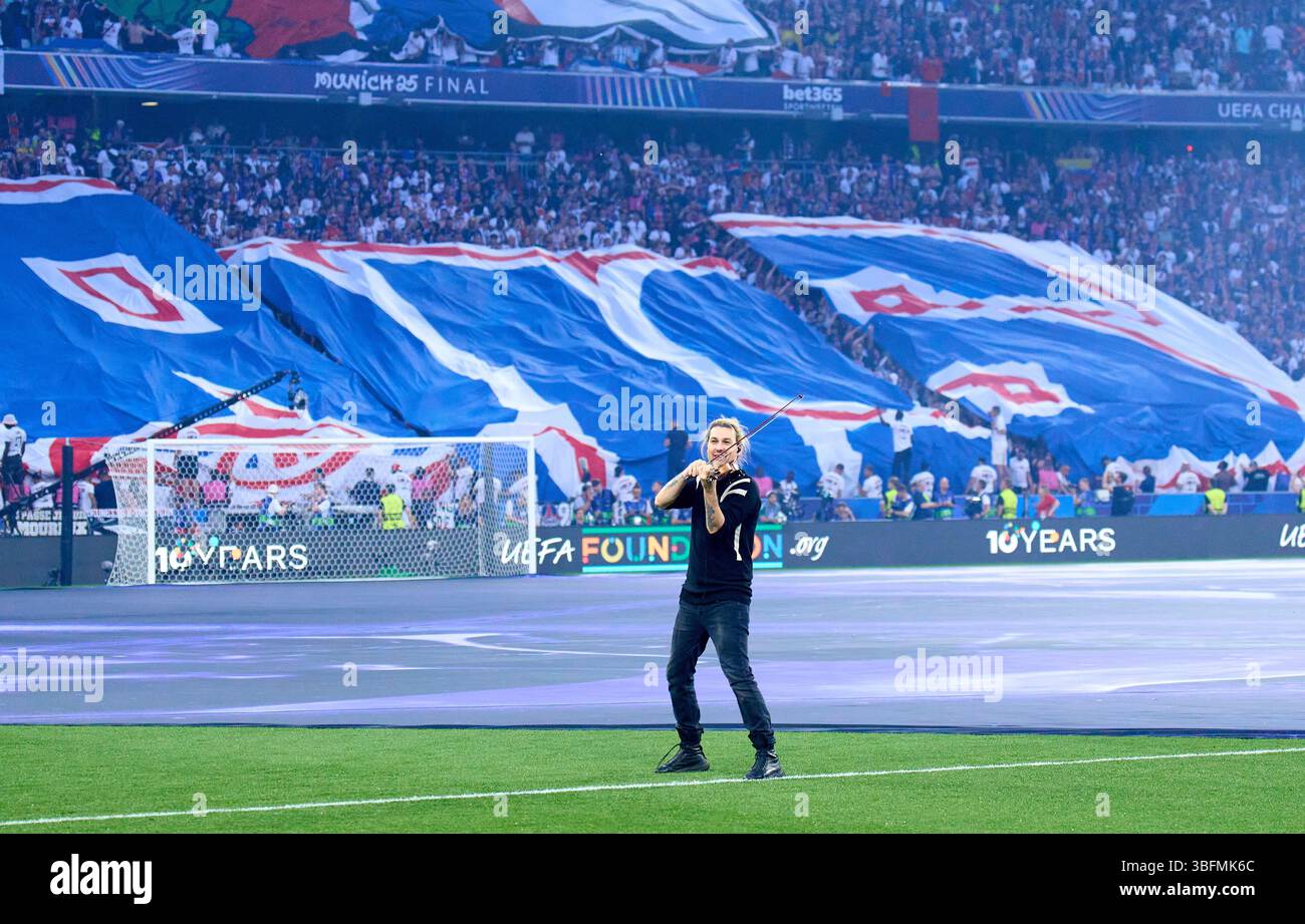 Star Geiger David Garrett before the match PSG PARIS - INTER MAILAND 5 ...