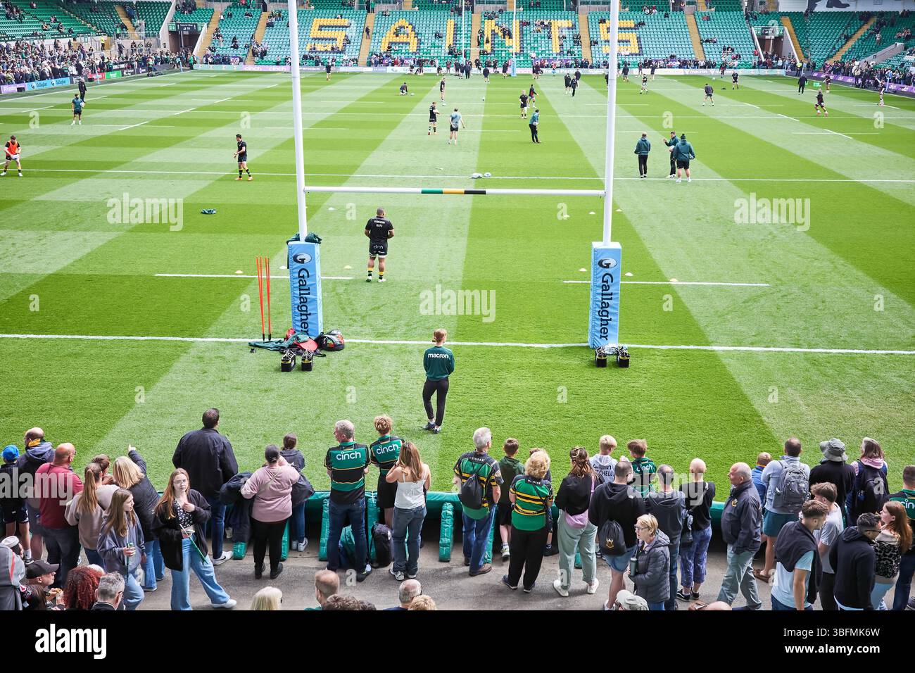 Rugby saracens fans hi-res stock photography and images - Alamy