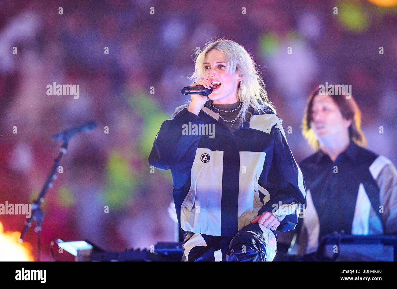 Emily Armstrong singer of Linkin Park before the match PSG PARIS ...