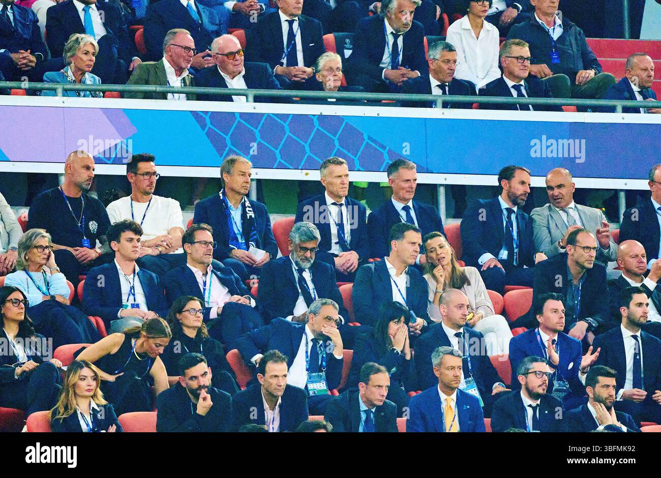 middle row: Karl-Heinz Rummenigge (Mitglied Aufsichtsrat FCB AG) with ...