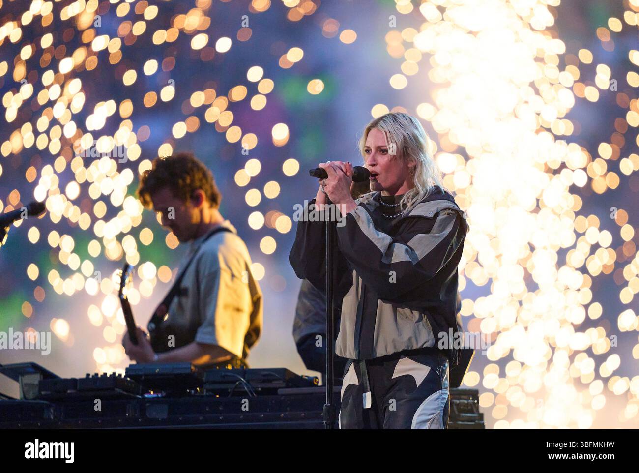 Emily Armstrong singer of Linkin Park before the match PSG PARIS ...