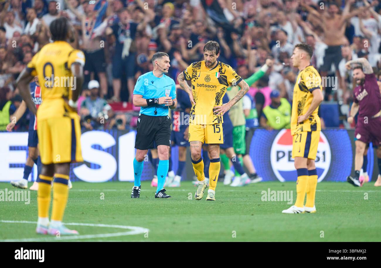 Francesco Acerbi Inter Mailand 15 sad during the match PSG PARIS ...