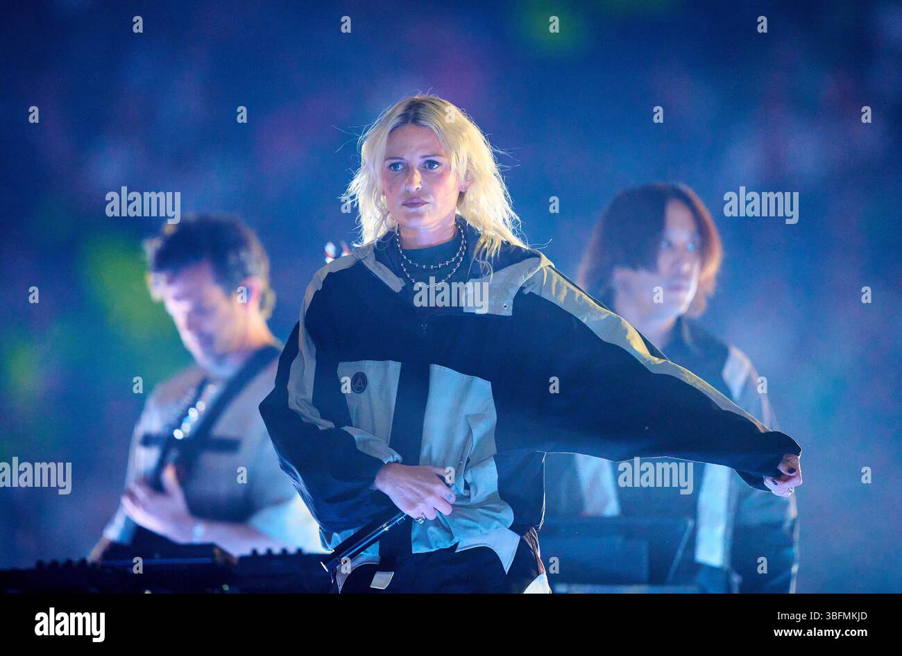 Emily Armstrong singer of Linkin Park before the match PSG PARIS ...