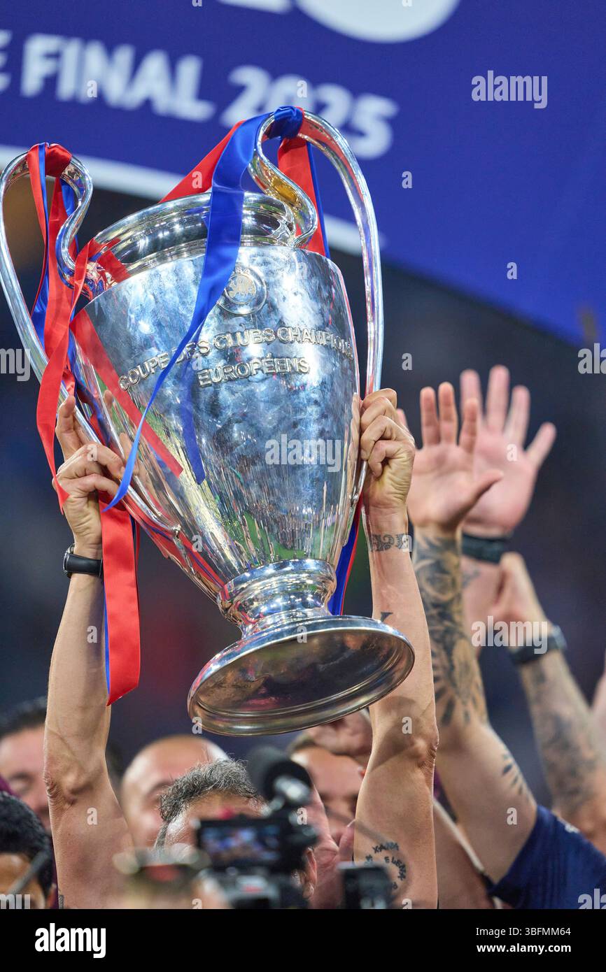 The trophy during the ceremony after the match PSG PARIS - INTER ...