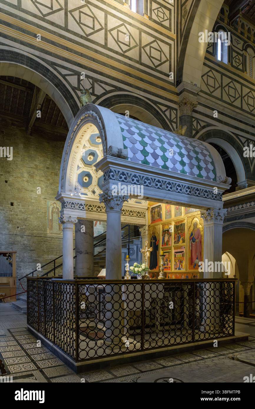 Cappella del crocifisso by michelozzo hi-res stock photography and ...