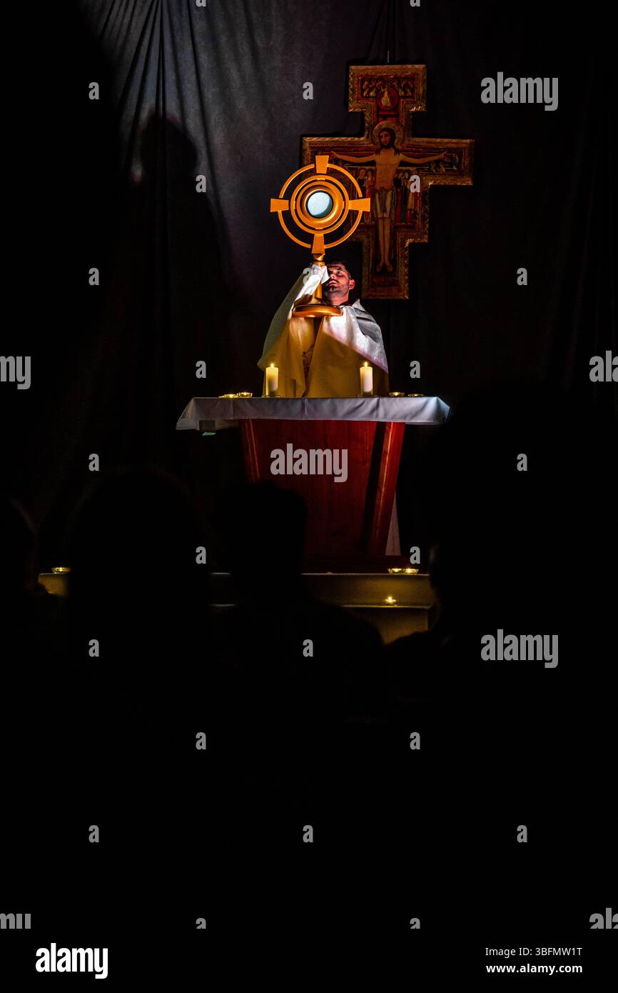 Adoration of the Blessed Sacrament during a Catholic youth event Stock ...