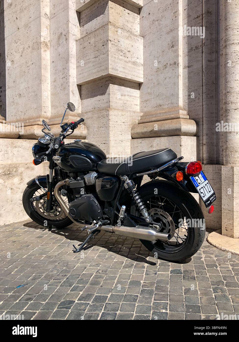 Triumph Bonneville T100 motorcycle Stock Photo - Alamy