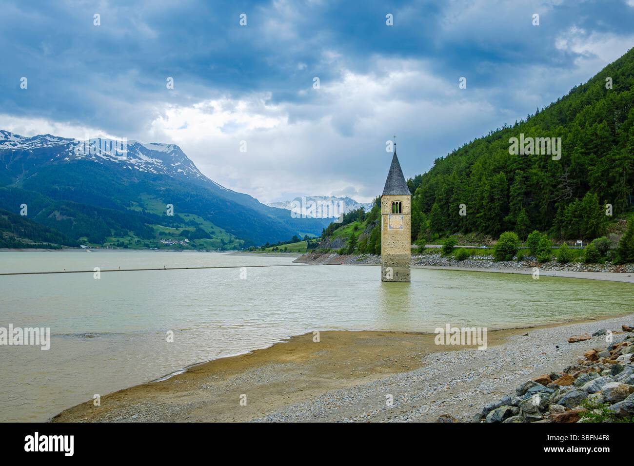 Reschensee mit Kirchturm, Vinschgau, Südtirol, Italien Glockenturm der ...