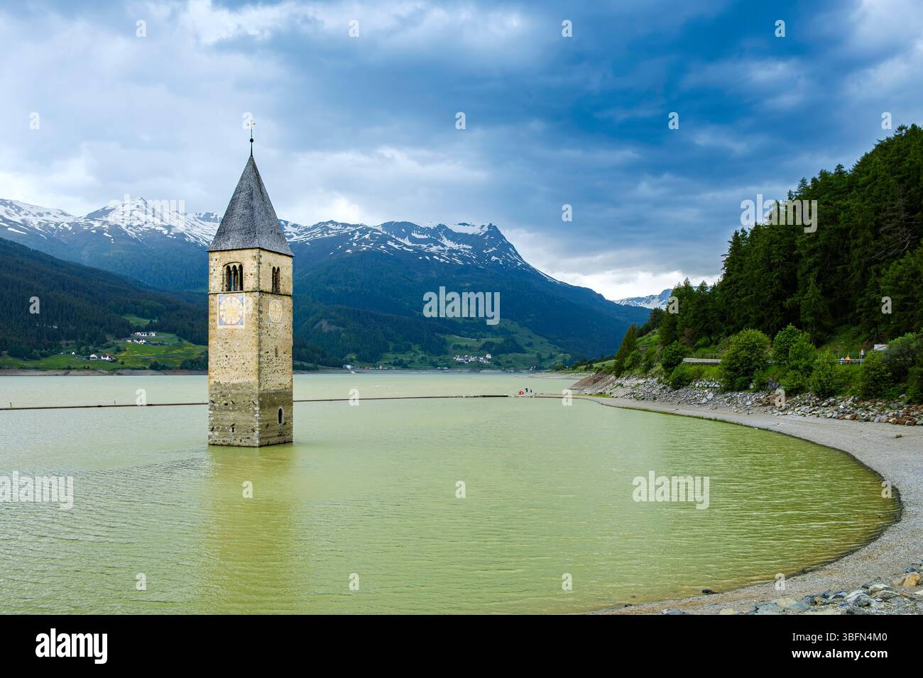 Reschensee mit Kirchturm, Vinschgau, Südtirol, Italien Glockenturm der ...