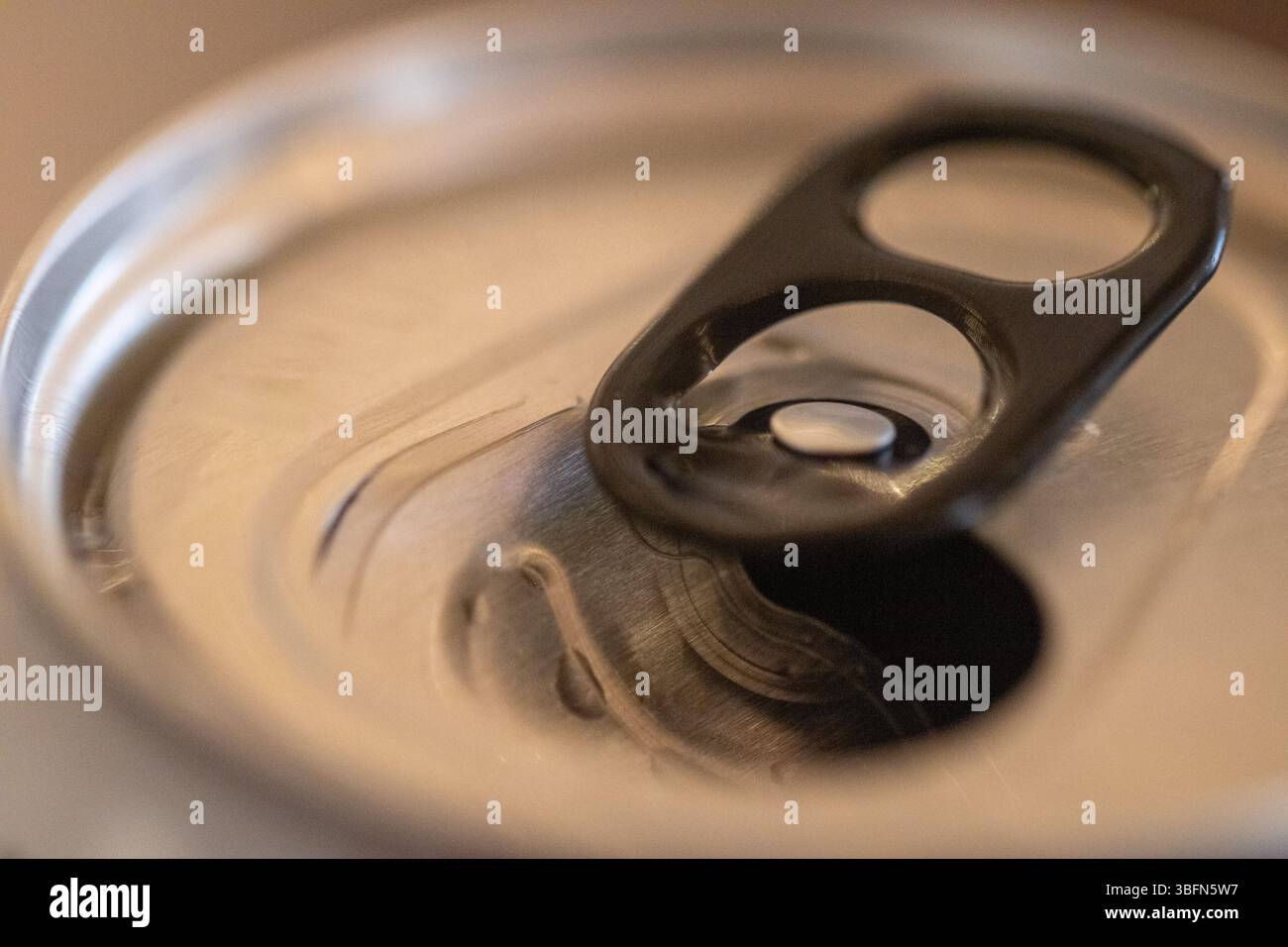 Opening a soda can hi-res stock photography and images - Alamy