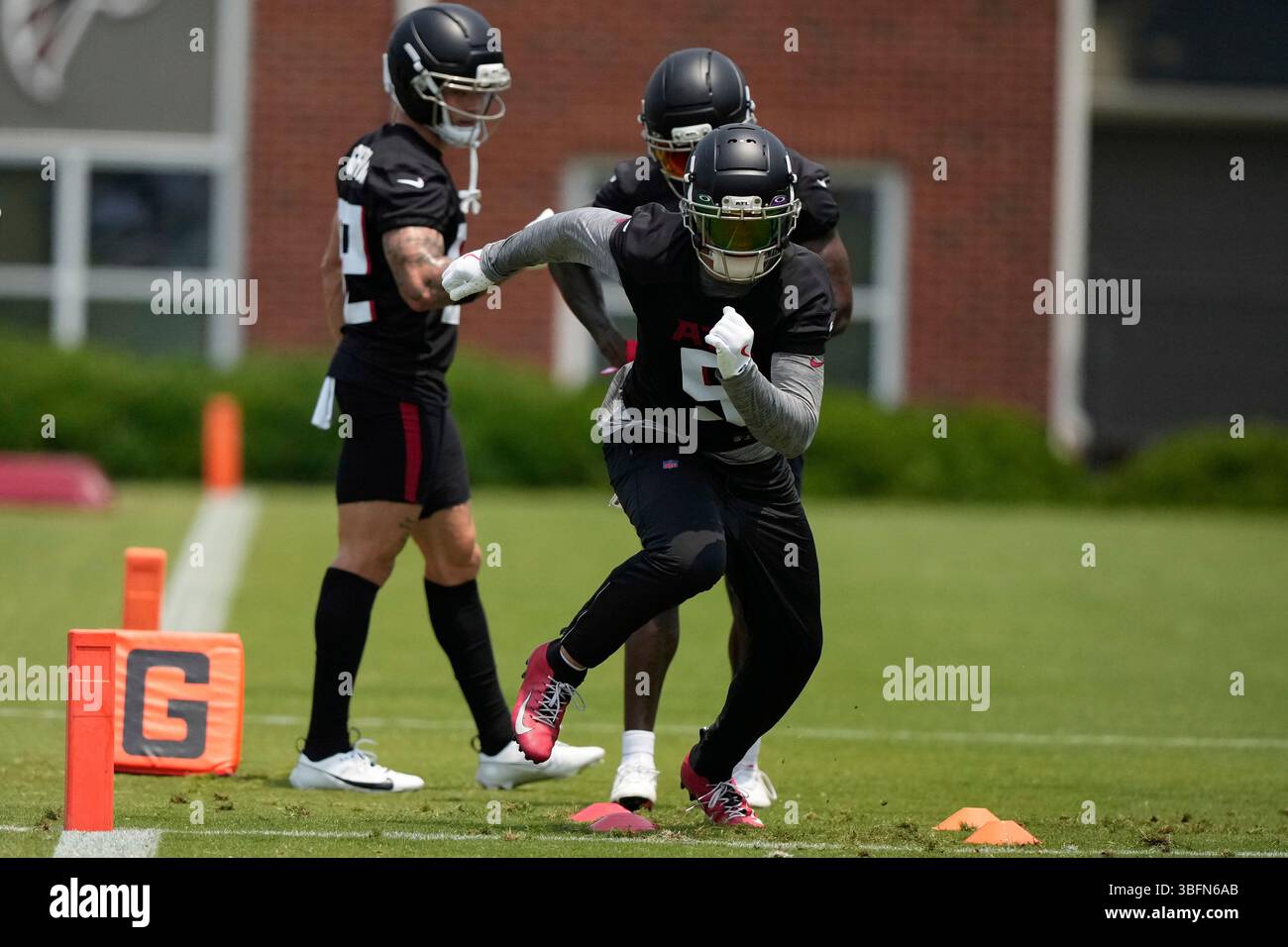 Atlanta Falcons wide receiver Drake London (5) runs drills during an ...