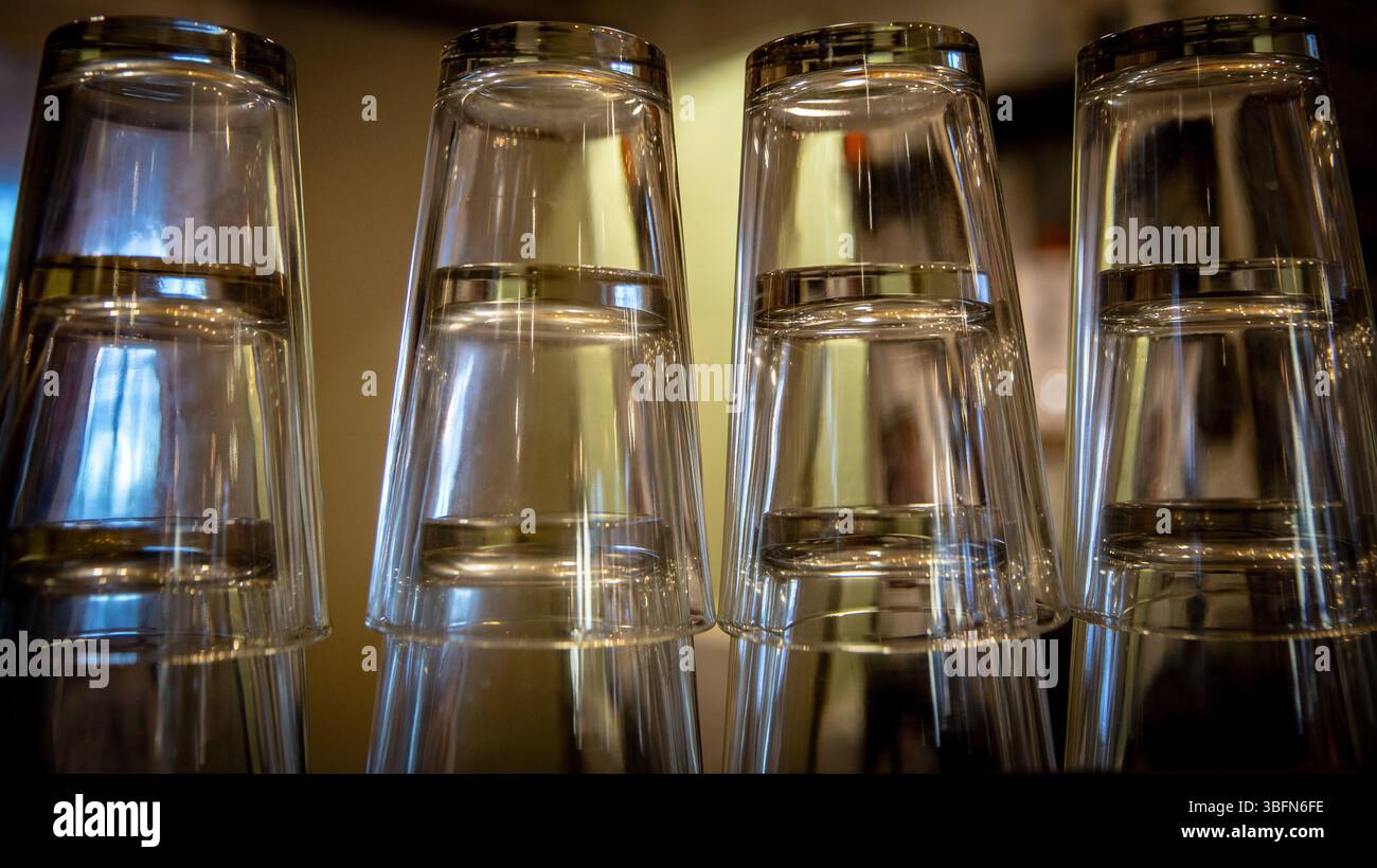 Clean bar glasses hi-res stock photography and images - Alamy