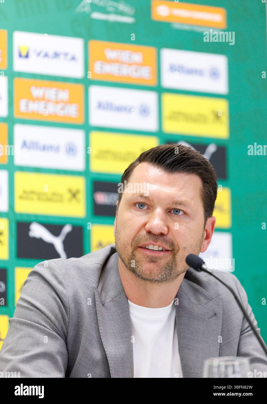 Peter Stöger wurde offiziell als neuer Trainer in Hütteldorf vorgestellt. Im Bild: Sport-GF ...