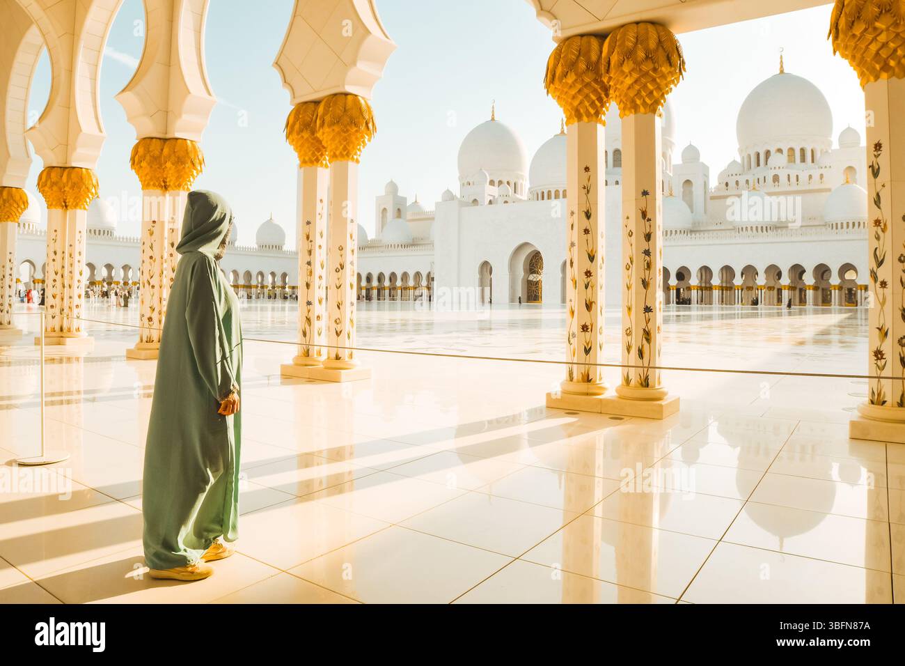 Abu Dhabi, UAE - april 25th, 2025: woman traveler wear stylish abaya sightseeing Sheikh Zayed ...