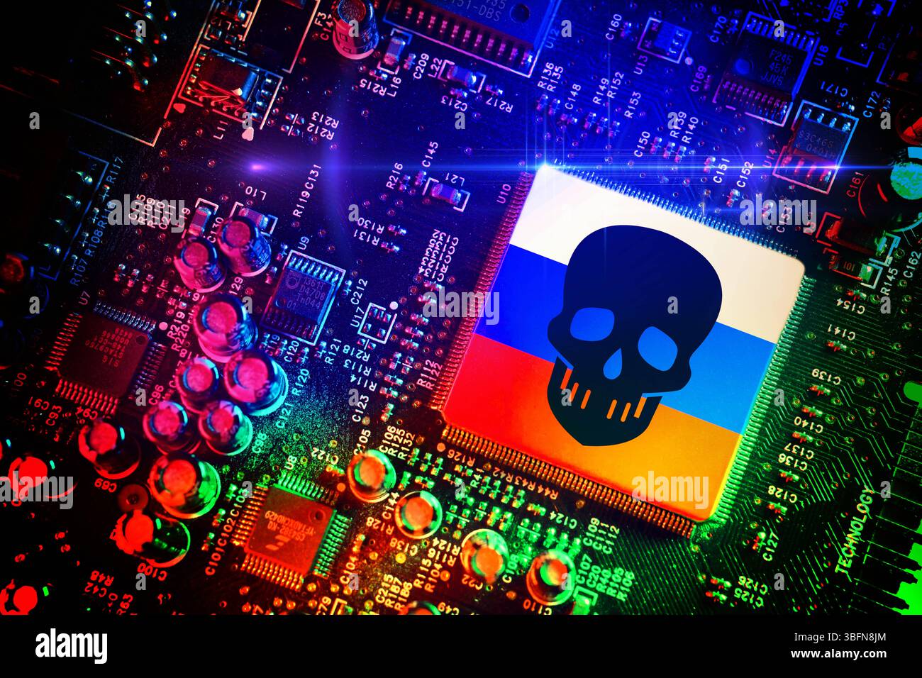 FOTOMONTAGE, Computerchip mit Totenkopf-Symbol und Russlandfahne ...