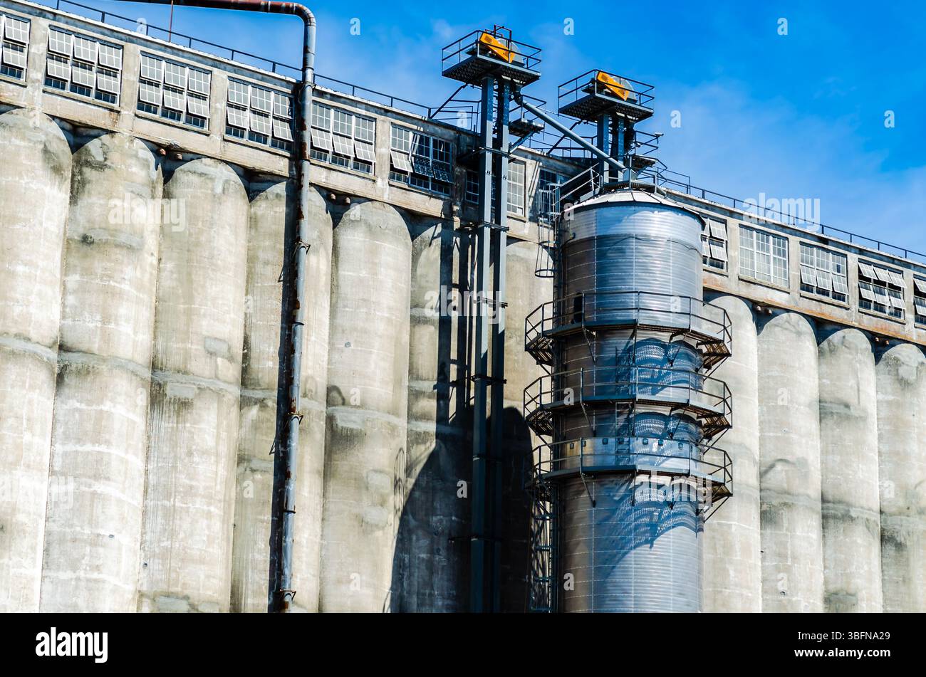 Metal grain silo tall elevator hi-res stock photography and images - Alamy
