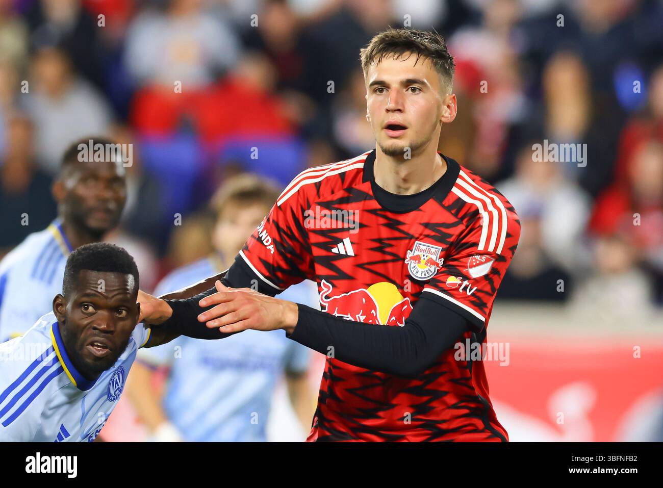 HARRISON, NJ - MAY 31: Noah Eile #3 of New York Red Bulls during the ...