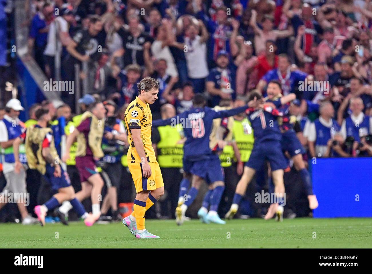 Munich, Germany. 31st, May 2025. Nicolo Barella (23) of Inter seen while the PSG players ...