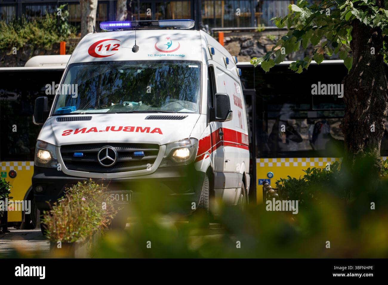 Der Rettungsdienst in Istanbul wird neben dem roten Halbmond auch von ...