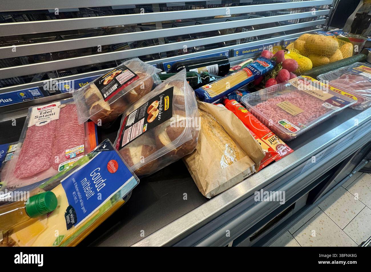 Lebensmittel werden immer teurer. Waren,Gueter,Lebensmittel liegen auf ...